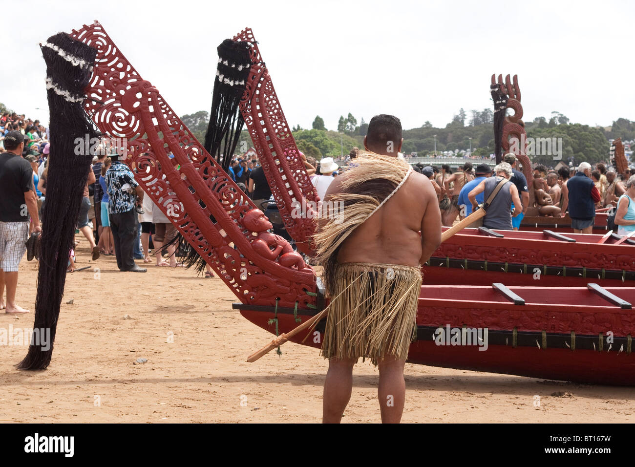 Maori carved boats on the beach of Waitangi with Maori warriors Stock ...