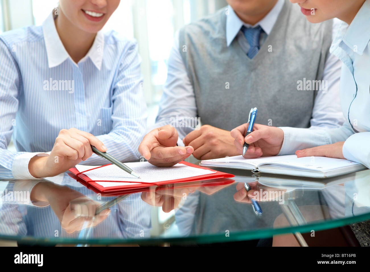 Gathered round table hi-res stock photography and images - Alamy