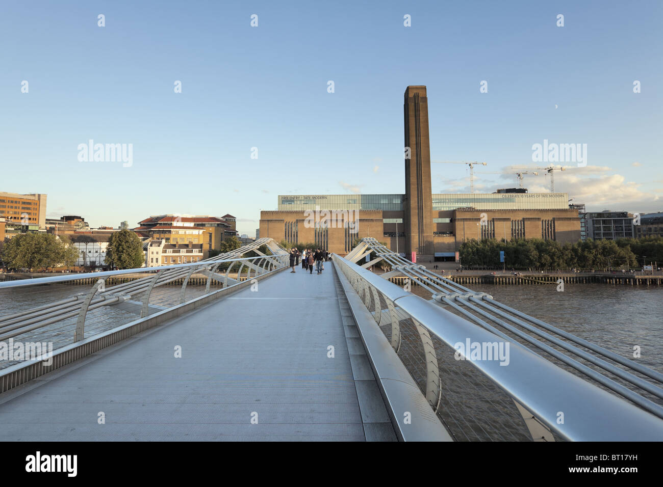 London, UK. Millennium Bridge, Thames river and the Tate Modern Stock ...
