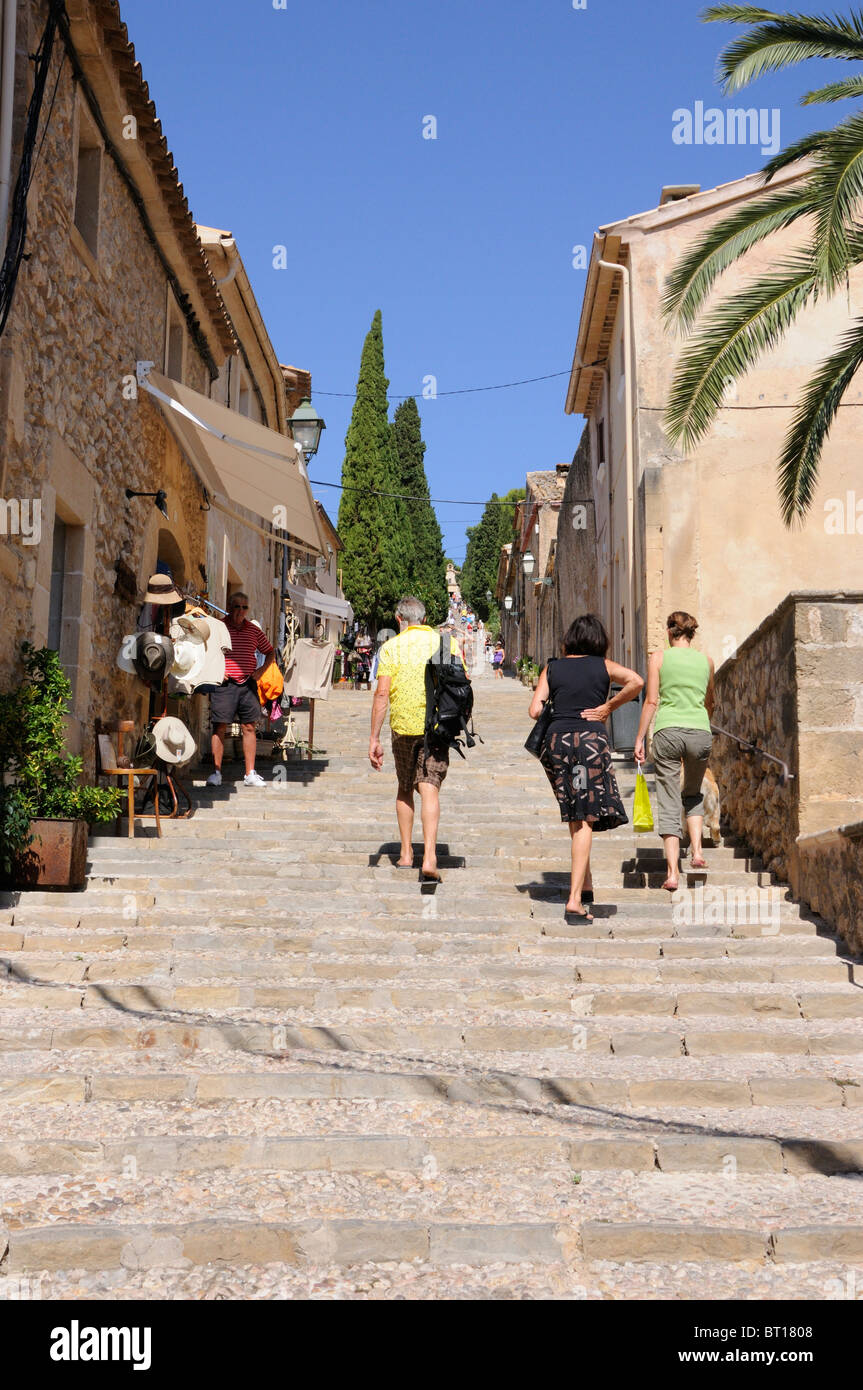Old man walking up steps hi-res stock photography and images - Alamy