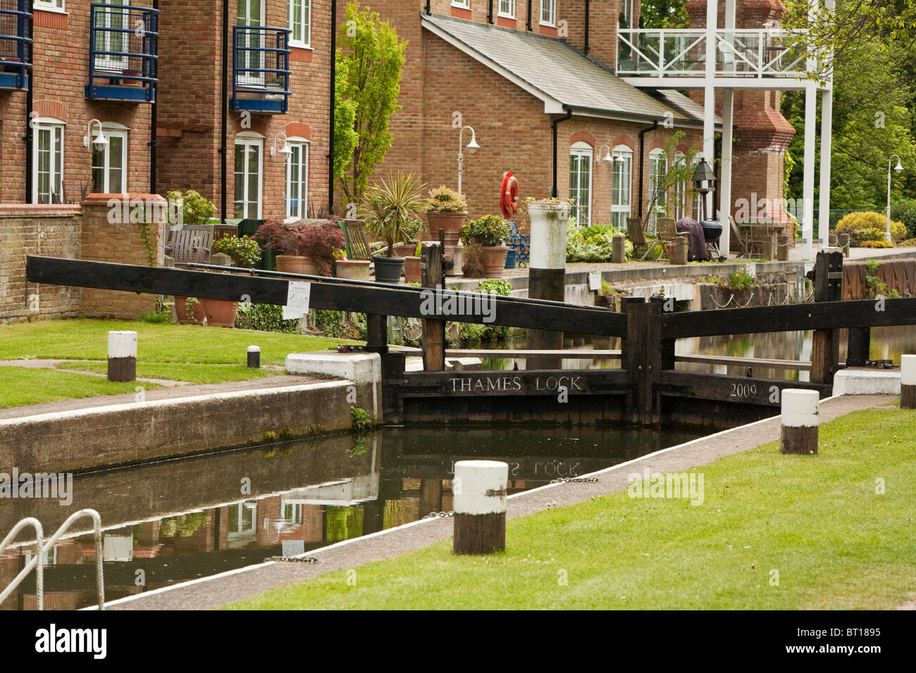 Thames Lock on the Wey Navigation Canal, Weybridge, Surrey, Uk Stock ...