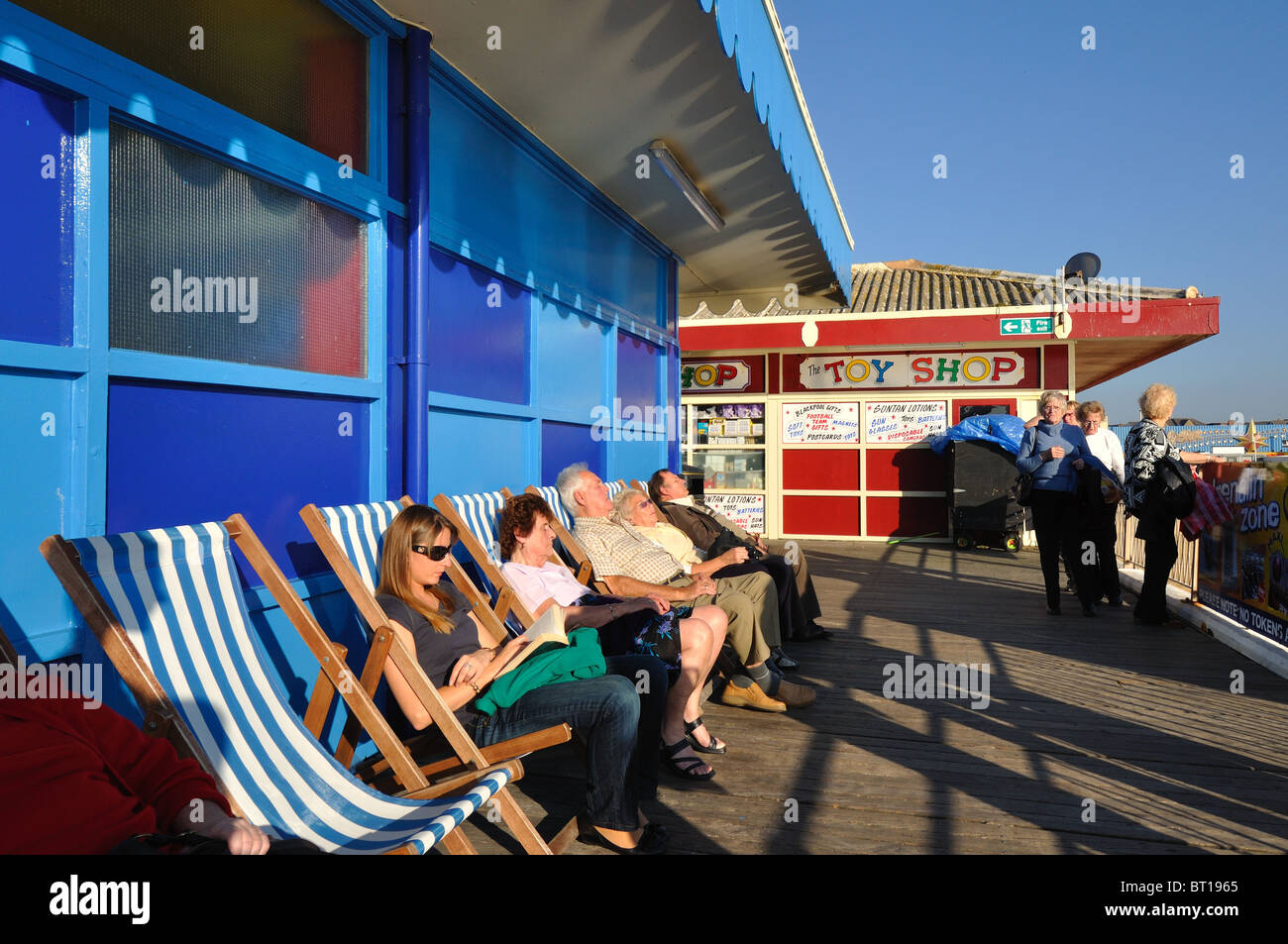 Lazing on a Sunday afternoon on Blackpool South Pier Stock Photo - Alamy