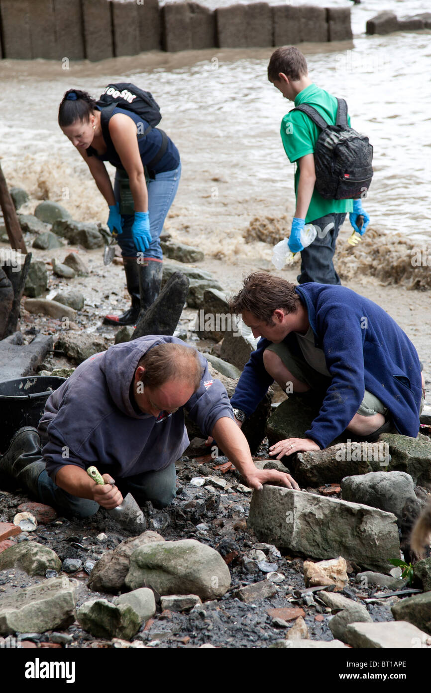 Group of people digging on Tower of London foreshore, River Thames ...
