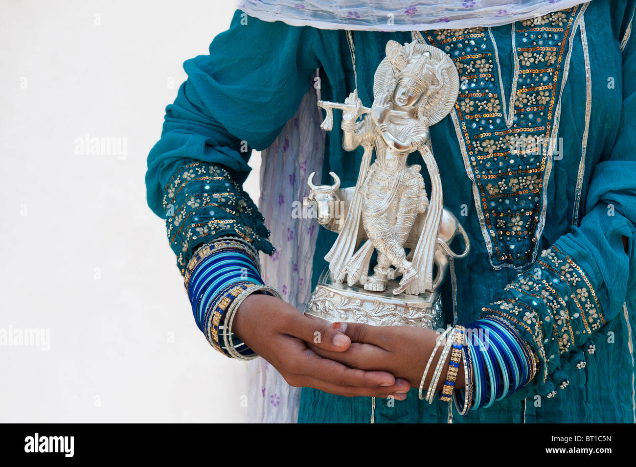 India girl statue hi-res stock photography and images - Alamy