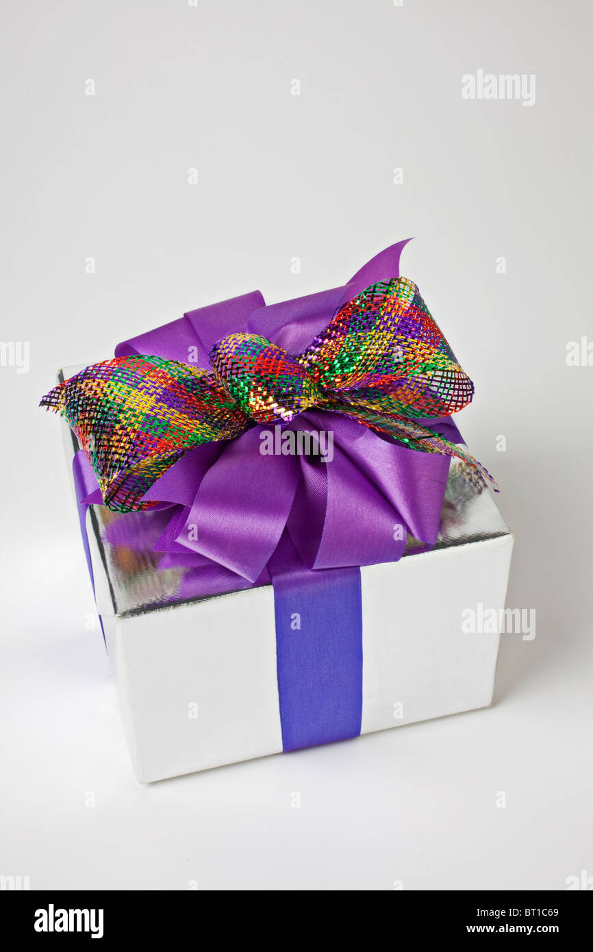 Silver gift box with bow Stock Photo - Alamy