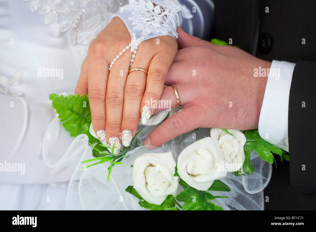 Wedding hand hi-res stock photography and images - Alamy
