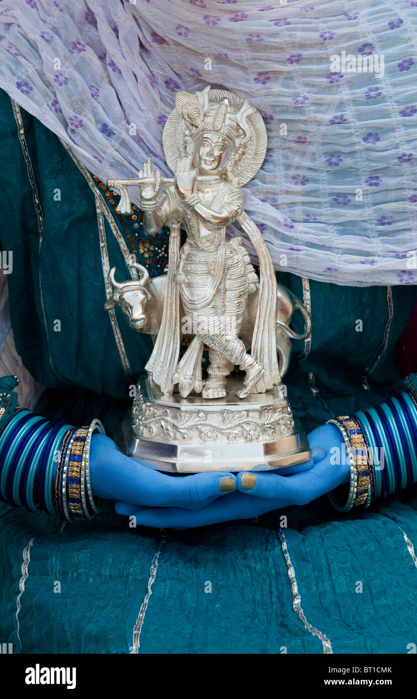 Indian girl holding statue hi-res stock photography and images - Alamy