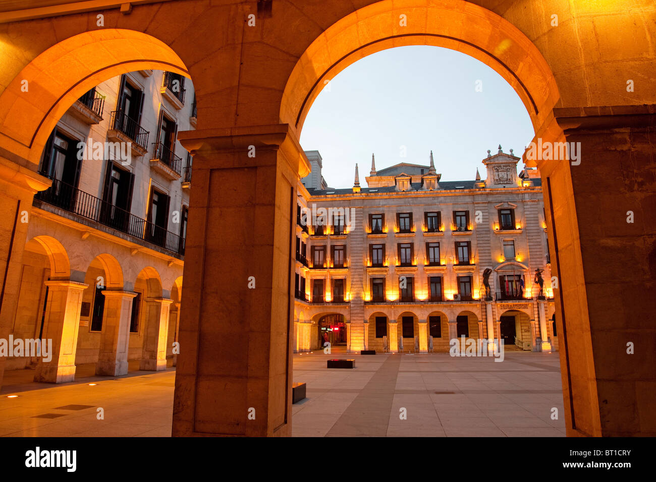 Plaza Porticada en el centro histórico de Santander Cantabria España ...