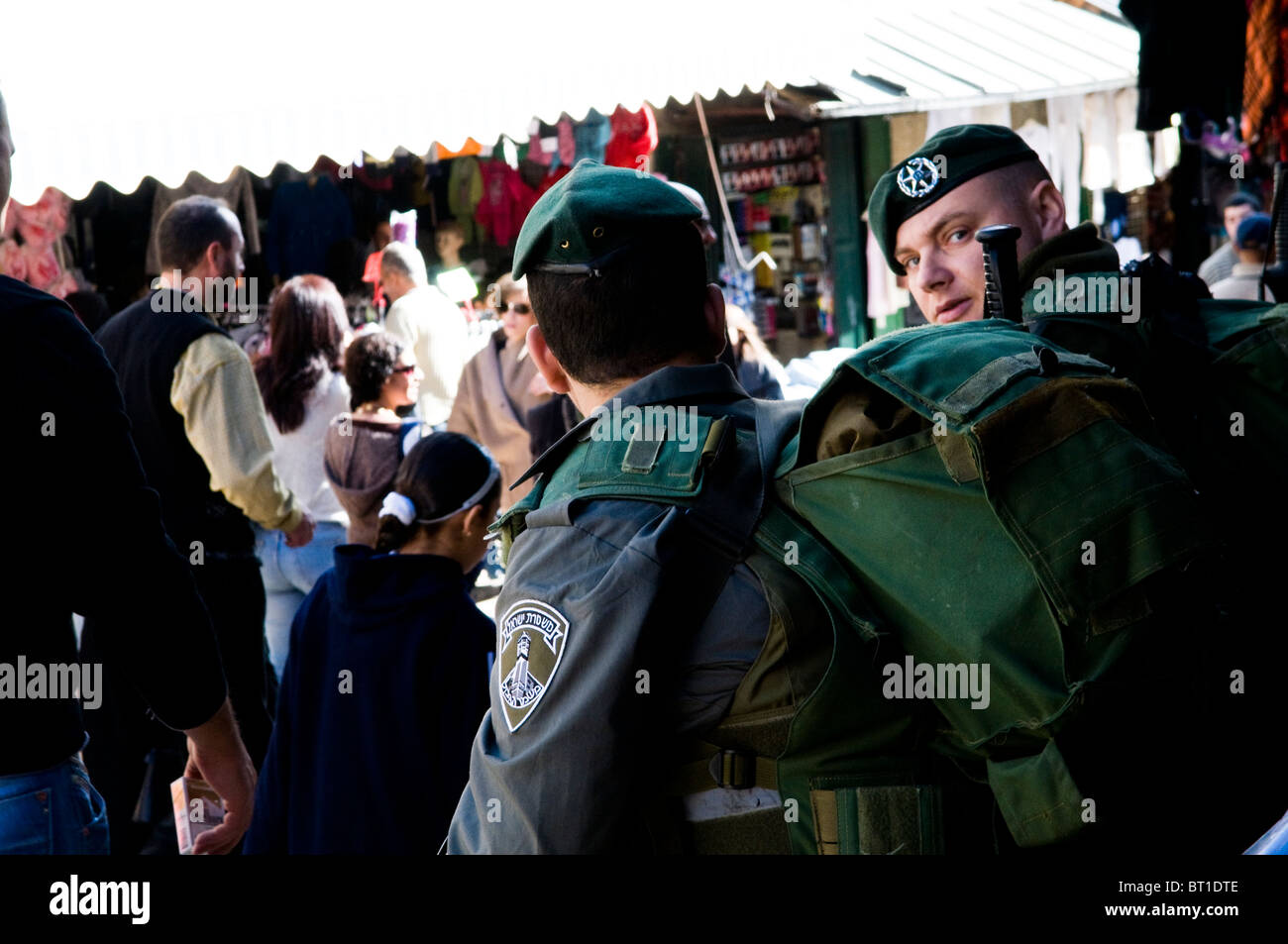 Israeli border police soldiers patrolling the old city of Jerusalem ...