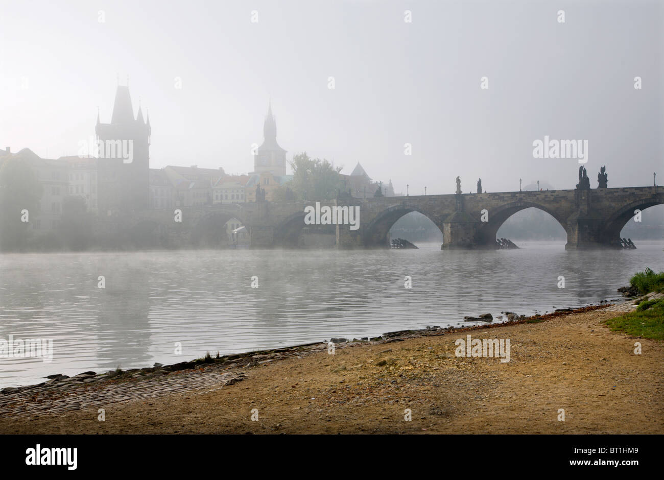 Charles bridge prague fog hi-res stock photography and images - Alamy