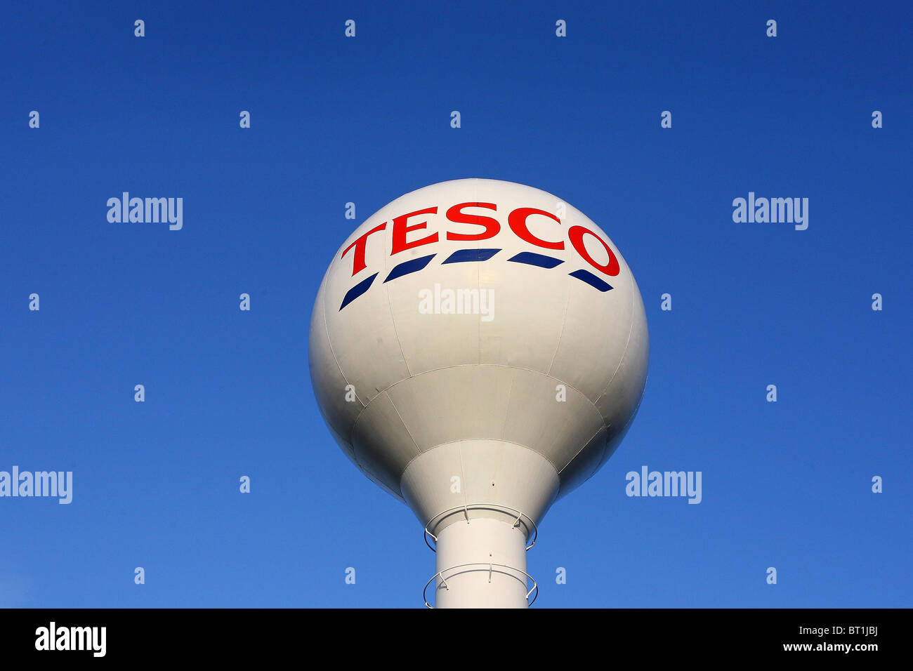 Tesco logo on water tower. Picture by James Boardman Stock Photo - Alamy