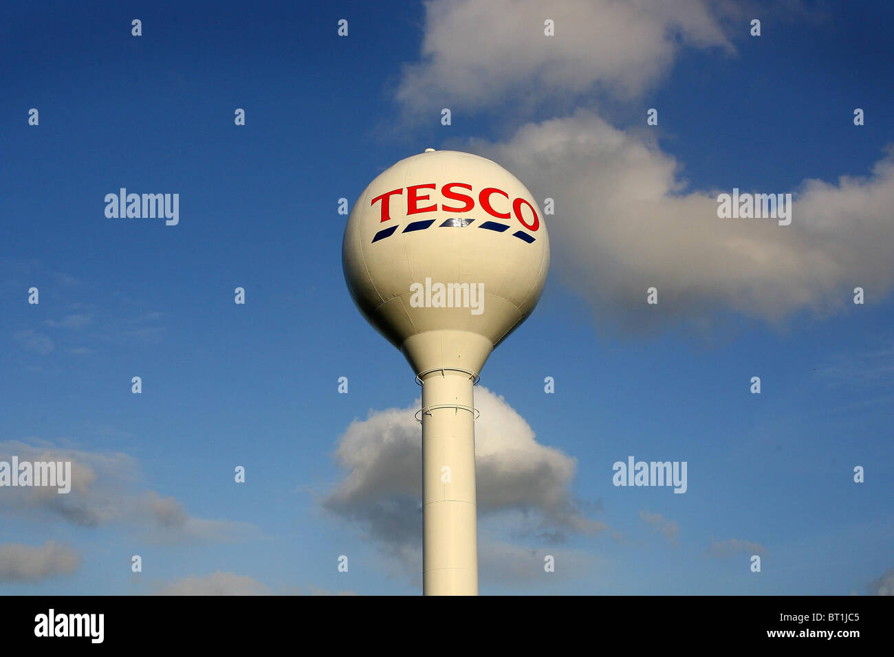 Tesco logo on water tower. Picture by James Boardman Stock Photo - Alamy