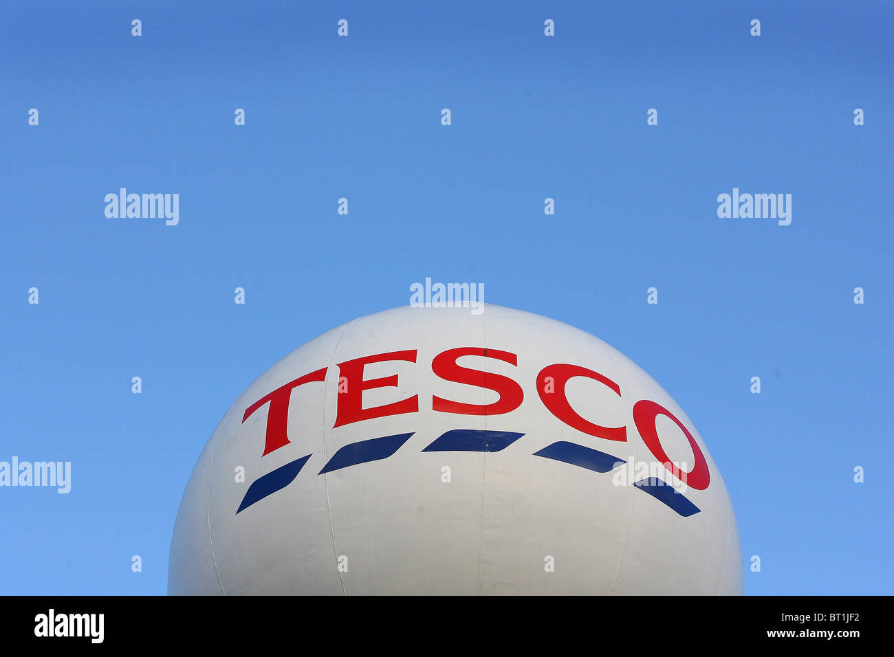 Tesco logo on water tower. Picture by James Boardman Stock Photo - Alamy