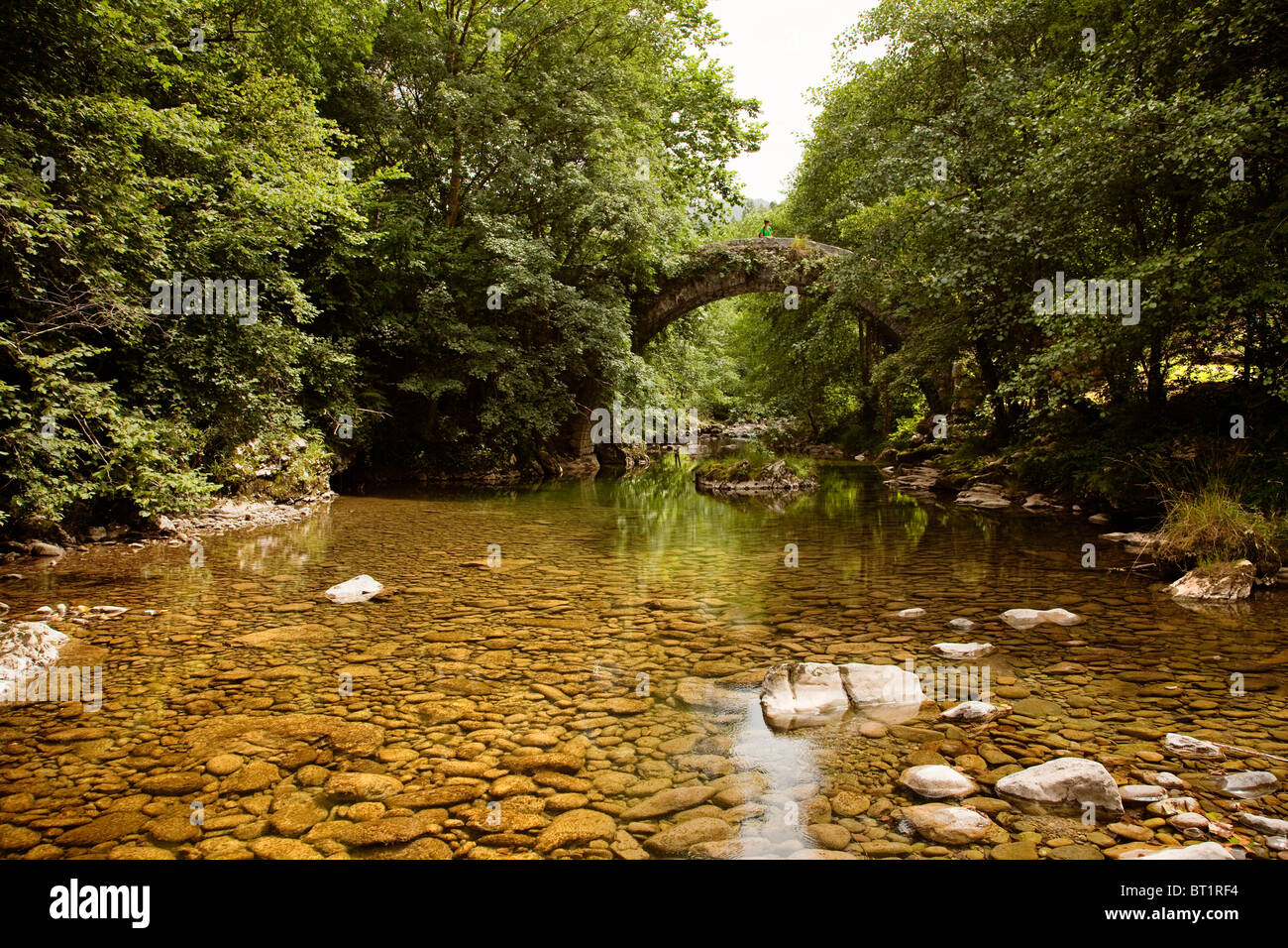 Puente Romano Mirones estilo Barroco y rio Miera Cantabria España Roman ...