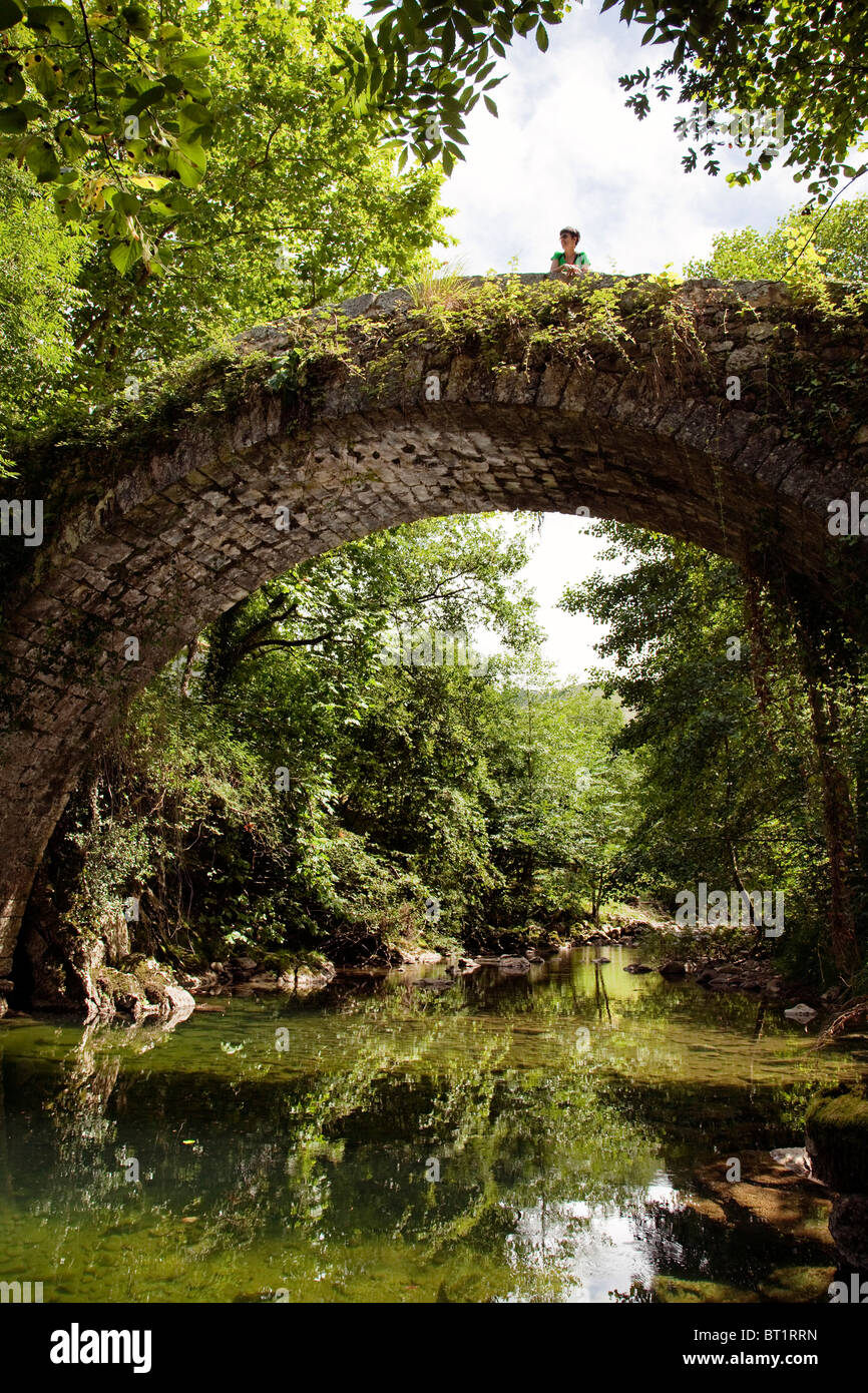 Puente Romano Mirones estilo Barroco y rio Miera Cantabria España Roman ...