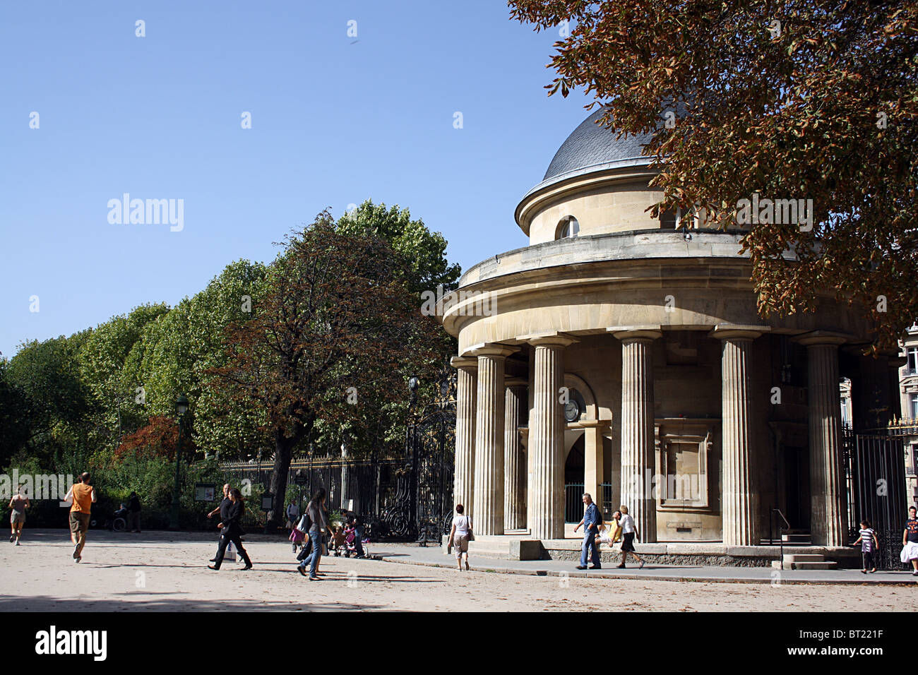 Paris, Park Monceau, The Rotunda Stock Photo - Alamy