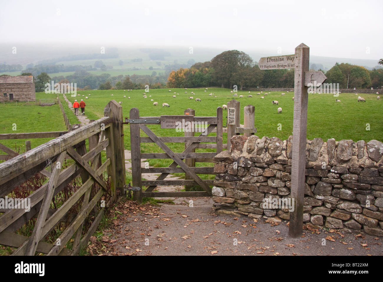 Pennine Way sign and gateway, Hawes, North Yorkshire Stock Photo - Alamy