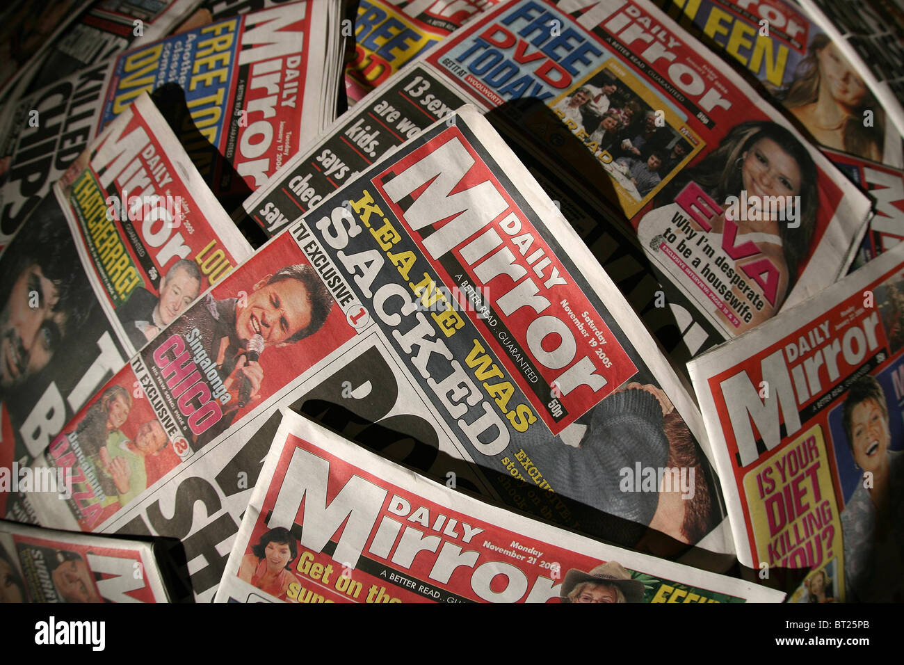 Mirror group newspaper hi-res stock photography and images - Alamy