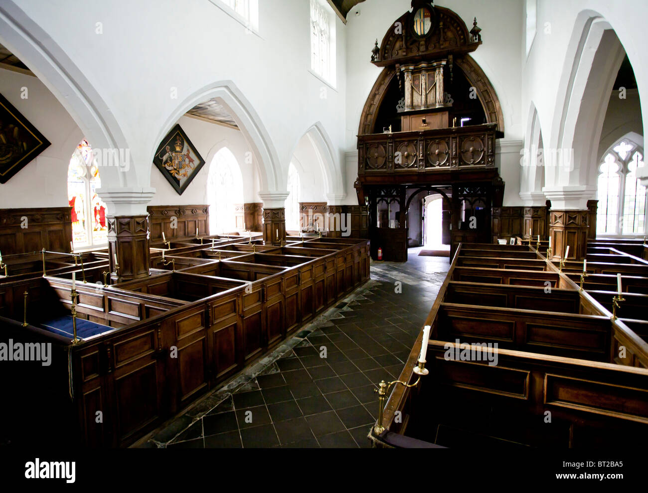 English church interior hi-res stock photography and images - Alamy