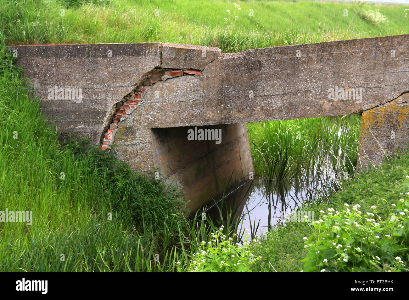 Collapsed bridge earthquake hi-res stock photography and images - Alamy