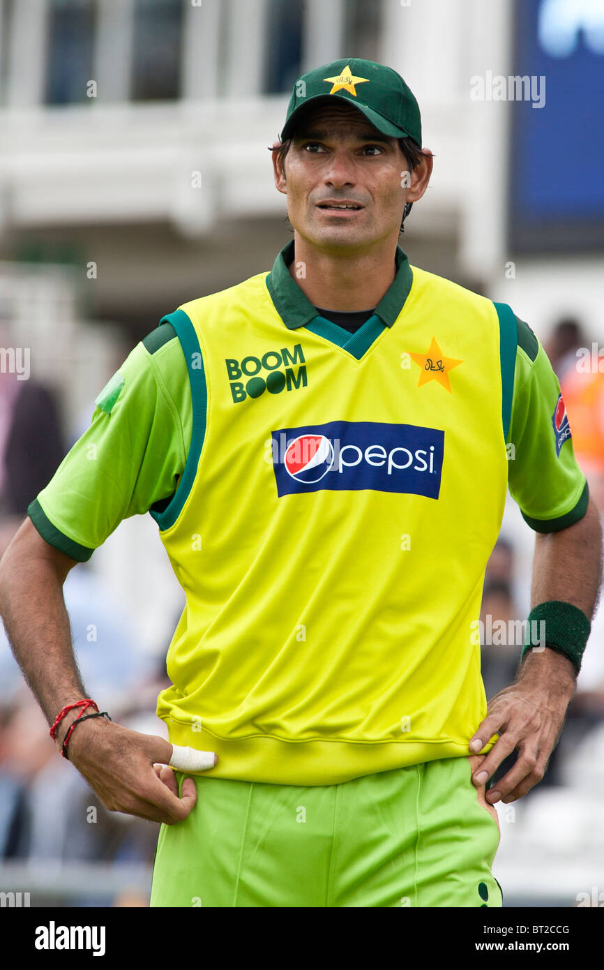 Fast bowler hi-res stock photography and images - Alamy