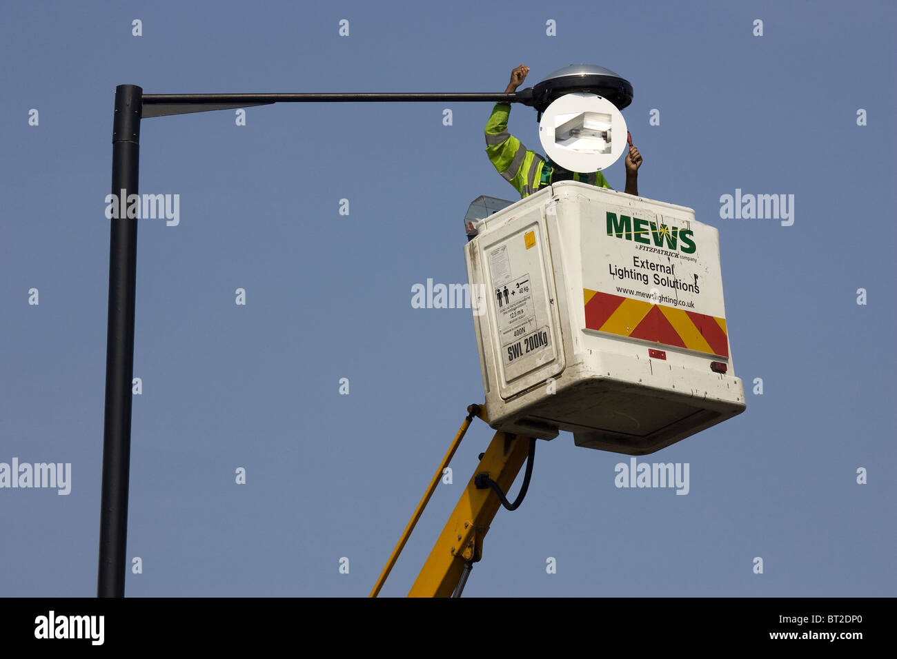 Repairing street light with a cherry picker hi-res stock photography ...