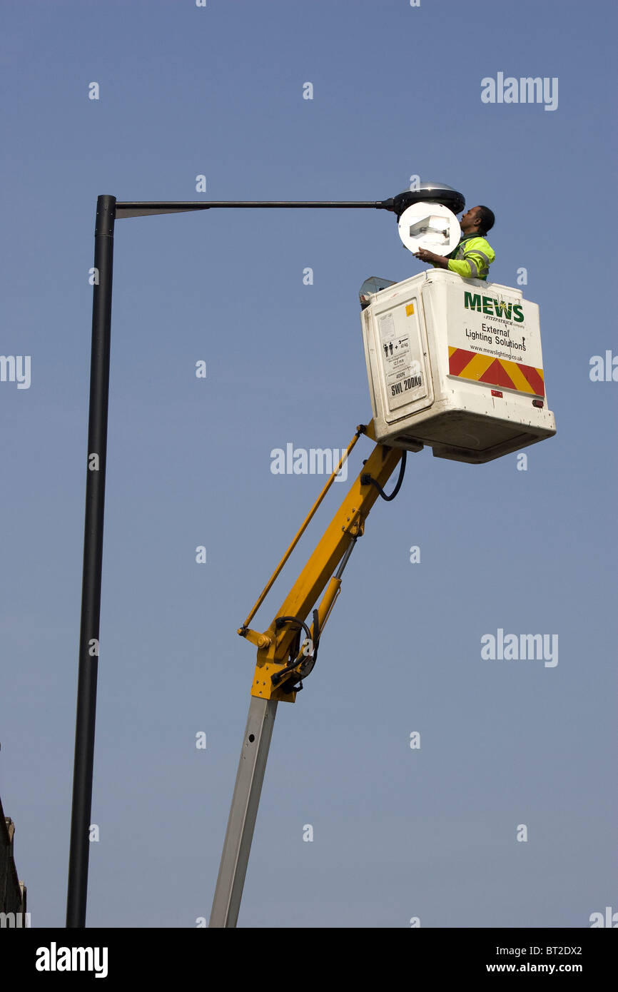 Lamp post maintenance hi-res stock photography and images - Alamy