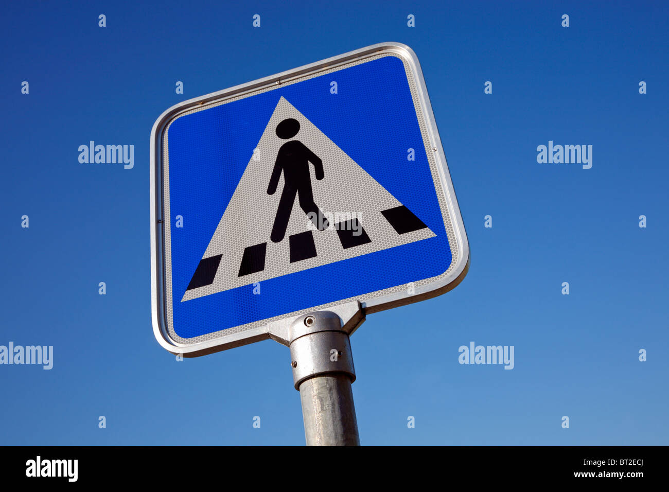 Crosswalk traffic sign Stock Photo - Alamy