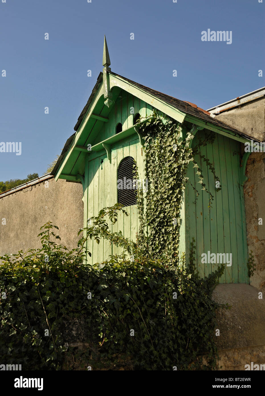 Pigeon house garden hi-res stock photography and images - Alamy
