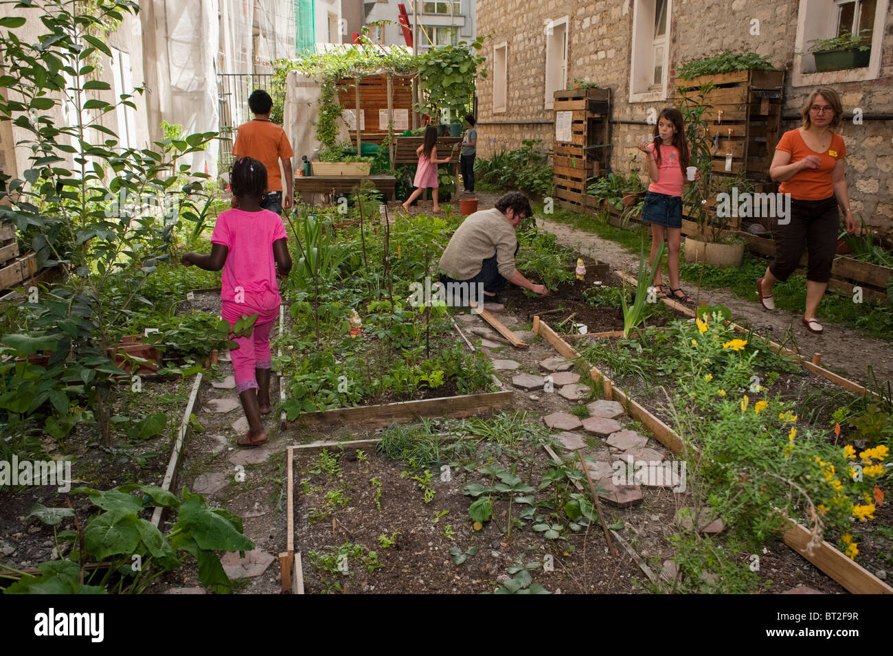 Low income public housing gardens hi-res stock photography and images ...