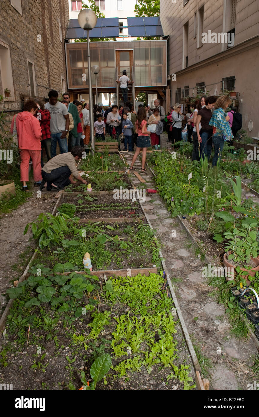 Low income public housing gardens hi-res stock photography and images ...