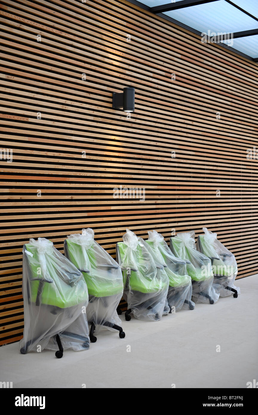 Modern contemporary vertical wooden slats hi-res stock photography and ...