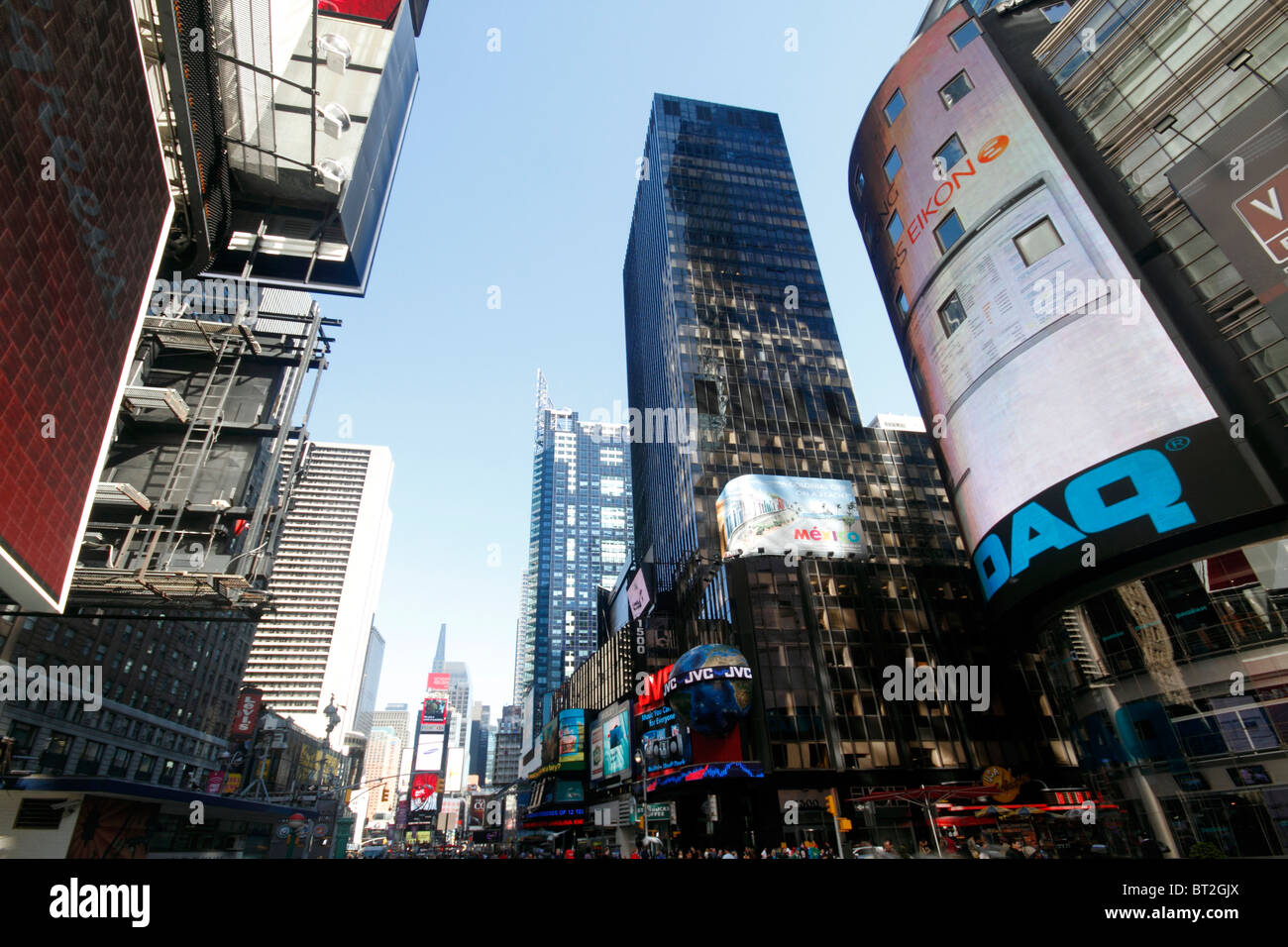 Times square screen tall hi-res stock photography and images - Alamy