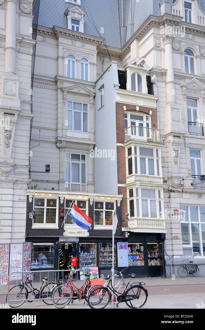 Storefront amsterdam bicycles hi-res stock photography and images - Alamy