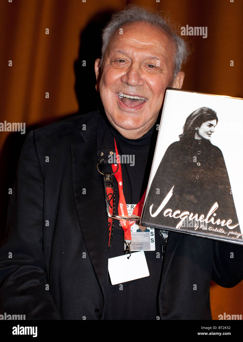 Legendary American celebrity photographer Ron Galella with his book on ...