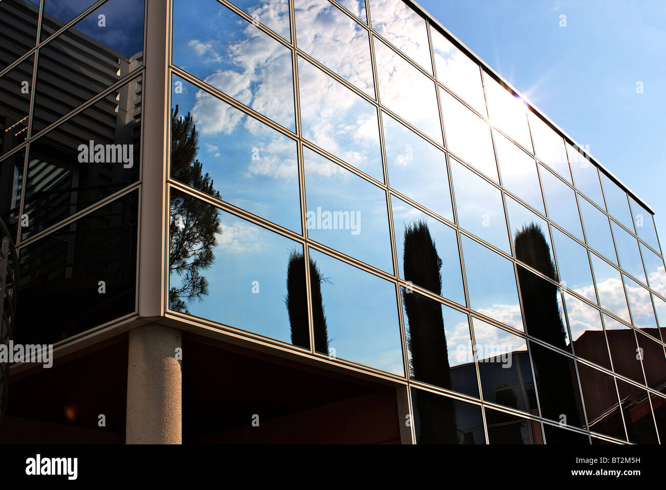 Mirrored Building Façade reflecting the sun shine Stock Photo - Alamy