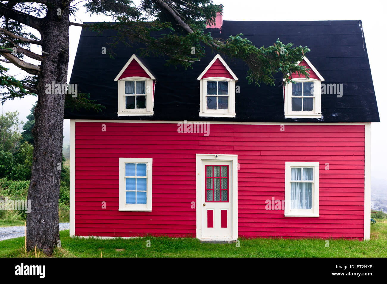 Red painted cottage house hi-res stock photography and images - Alamy