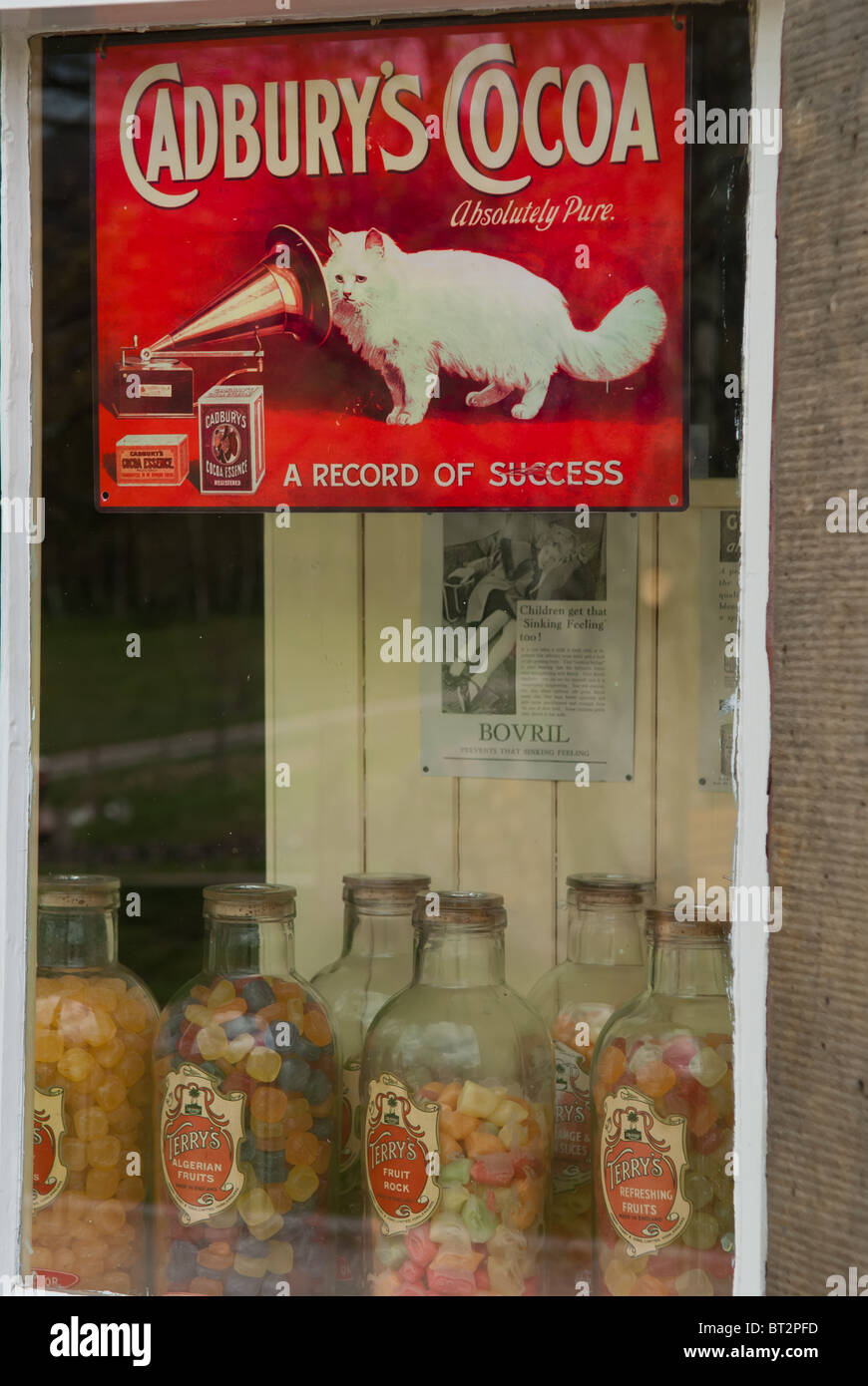 1930s shop window hi-res stock photography and images - Alamy