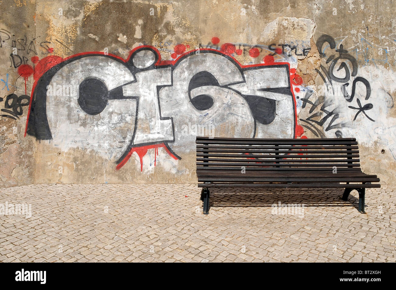 cigs graffiti bench Stock Photo - Alamy