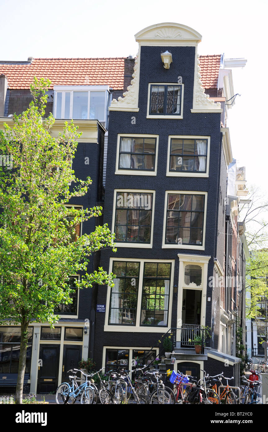 Leaning Building Amsterdam Stock Photos & Leaning Building Amsterdam ...