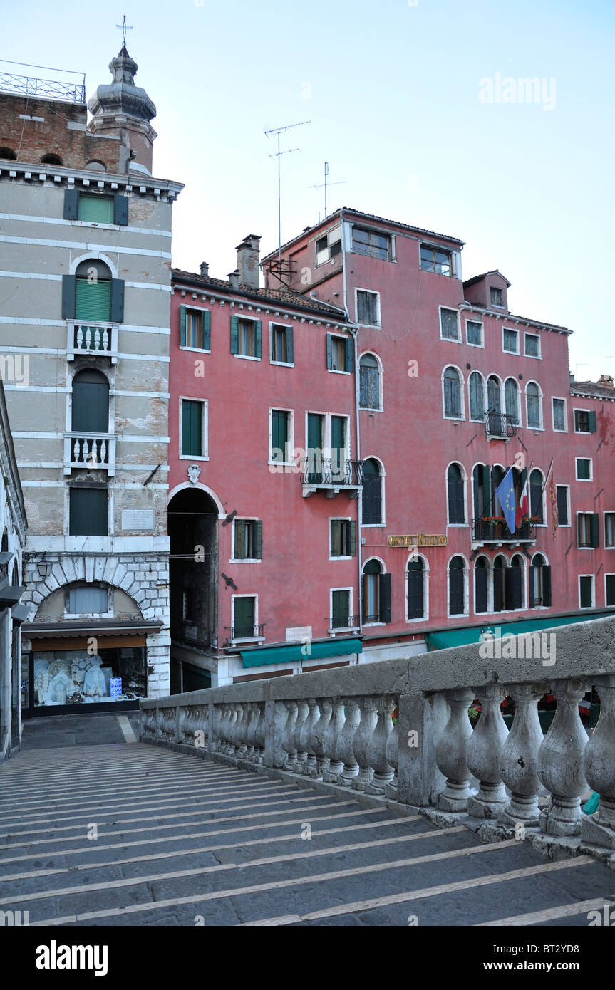 Rialto Bridge steps, Grand Canal, Venice, Italy Stock Photo - Alamy