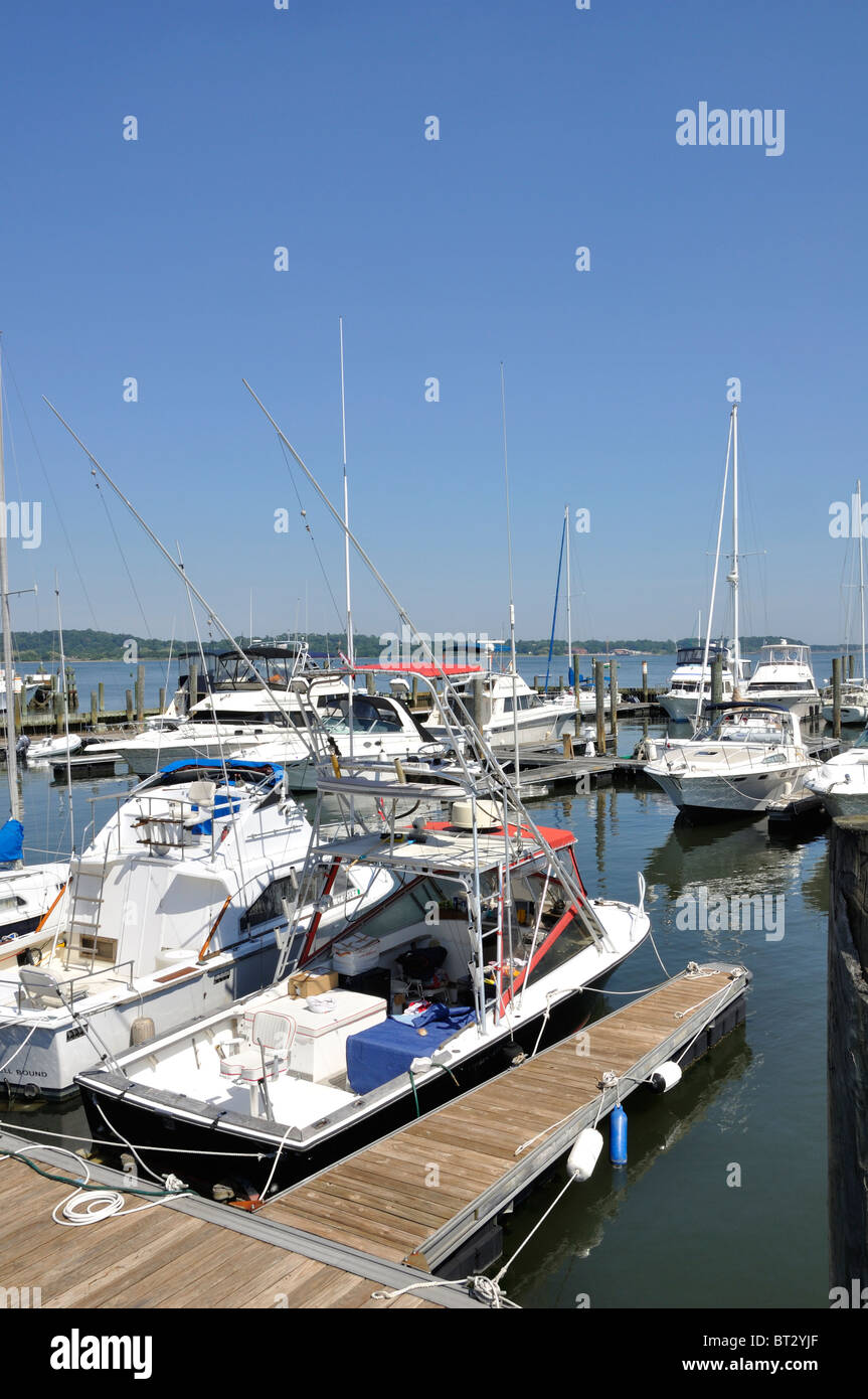 Boats in marina new hi-res stock photography and images - Alamy