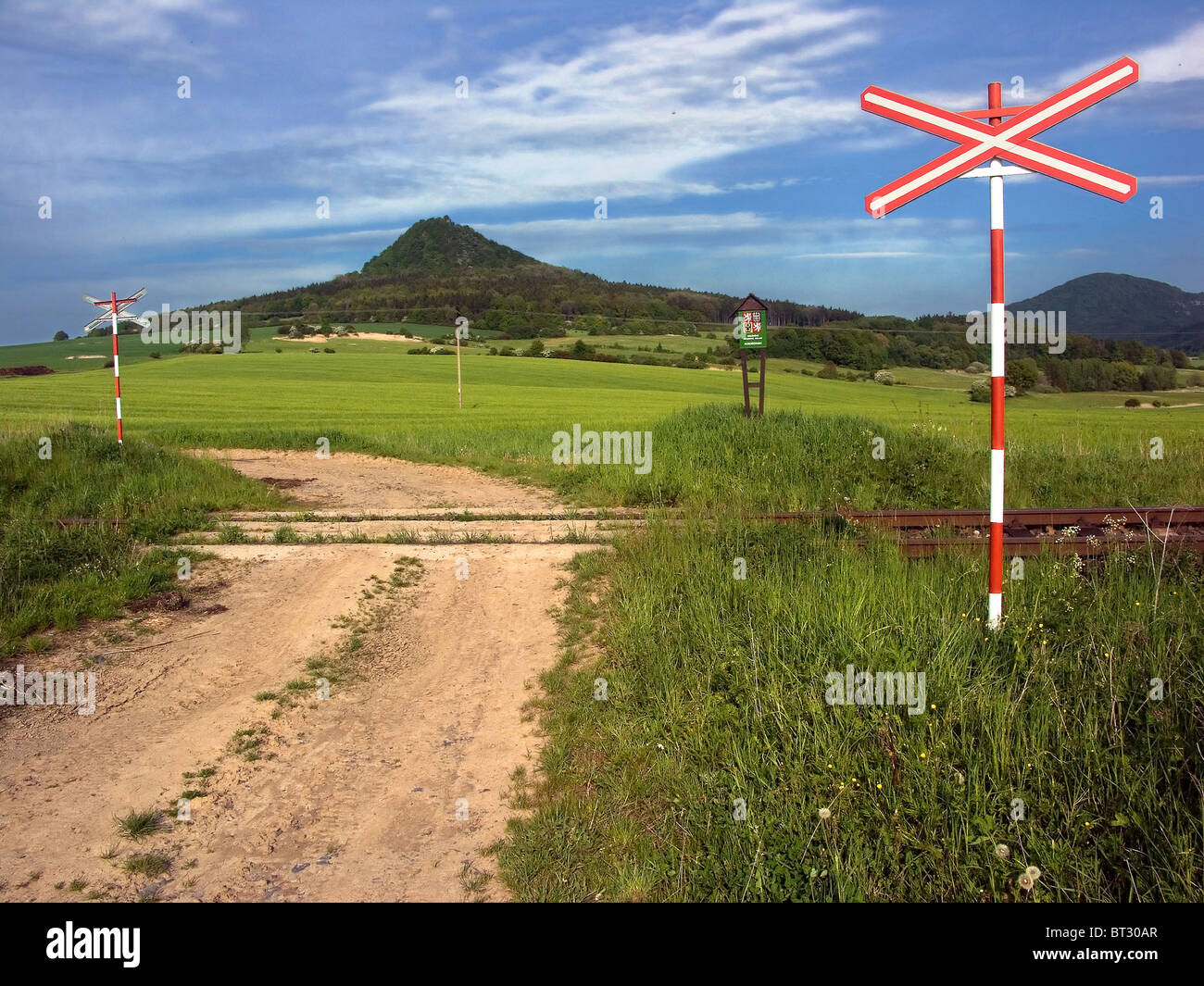 Footpath railway crossing hi-res stock photography and images - Alamy