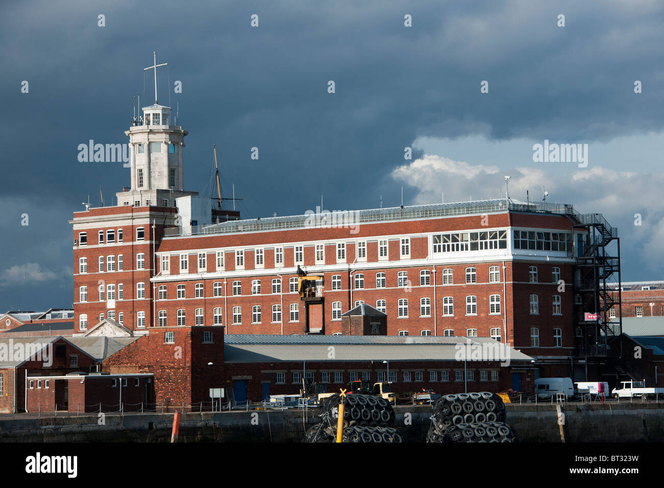 Portsmouth naval dockyard building hi-res stock photography and images ...