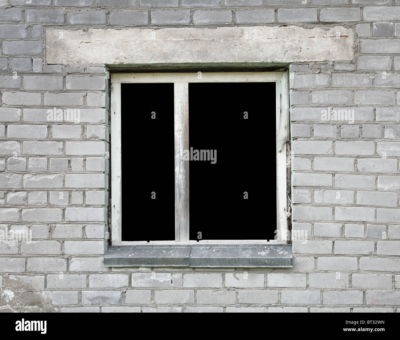 Empty dark window of the thrown old building Stock Photo - Alamy