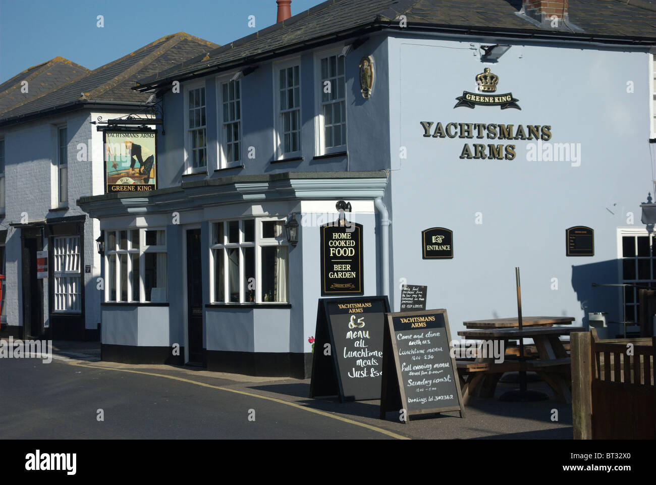 English Local pub Stock Photo - Alamy