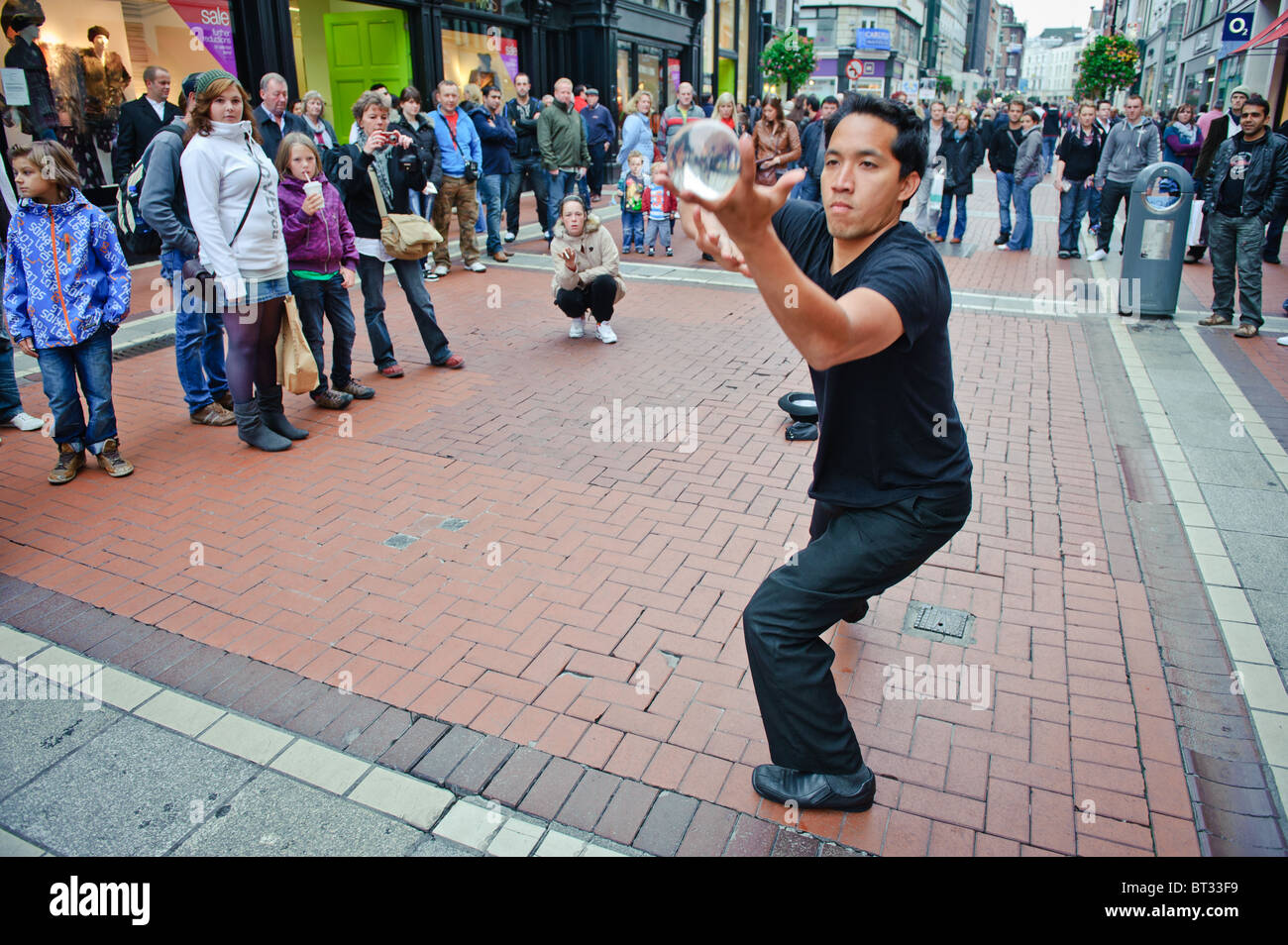 Street performer juggler hi-res stock photography and images - Alamy