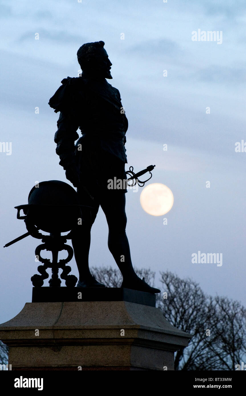 Replica statue of Sir Francis Drake, Plymouth Hoe, England, Devon UK ...