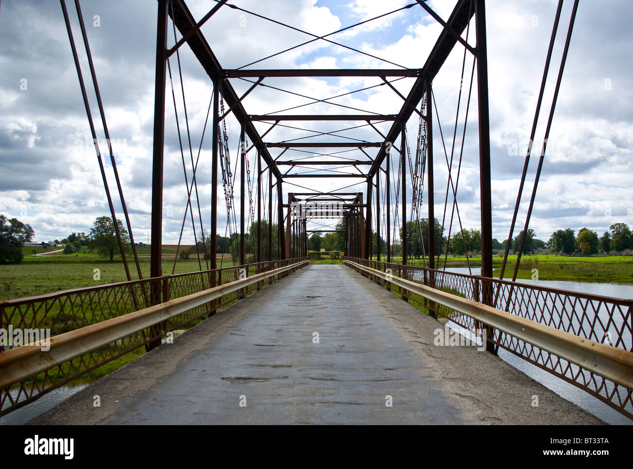Steel truss Bridge over river Stock Photo - Alamy
