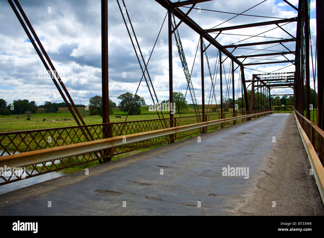 Truss bridge over river hi-res stock photography and images - Alamy